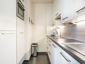 Apartamento | Cozinha privada | Chaleira elétrica, cadeirão de bebê