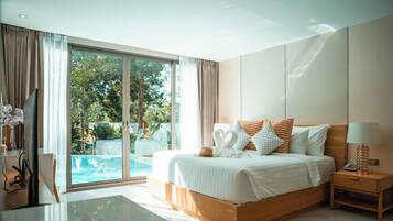 Quarto moderno com uma cama grande, uma mesa de cabeceira e vista para uma piscina.