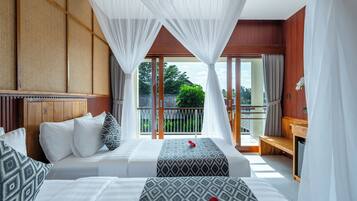 Quarto casal ou duplo, vista para a piscina | 1 quarto, escrivaninha, Wi-Fi de cortesia