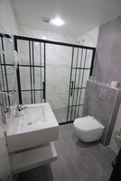 Quarto casal luxo, 1 cama King | Banheiro | Chuveiro, secador de cabelo, toalhas de banho, sabonete
