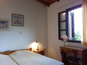 Quarto casal, vista para o mar | Escrivaninha, quartos à prova de som, Wi-Fi de cortesia