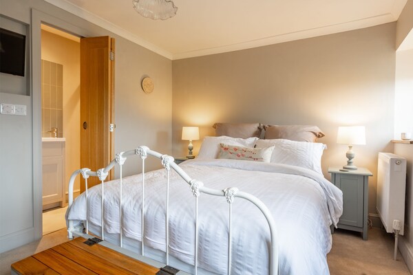 Brick And Flint Cottage With Stylish Interior, Wood Burner, Garden, Parking. - Holt