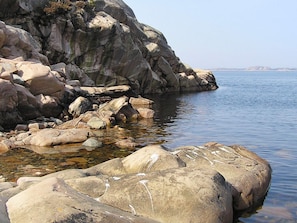 Uma costa rochosa com água cristalina.