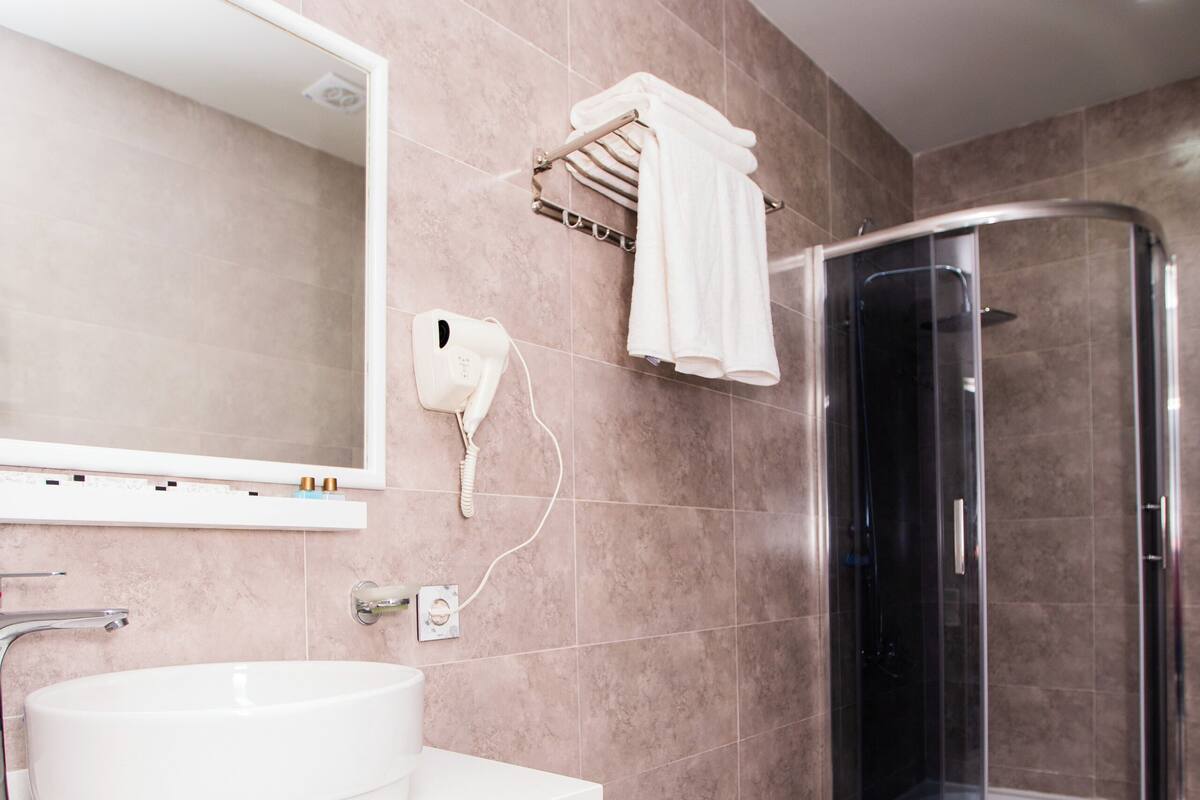 Quarto Duplo Comfort, vista para o mar | Cofre no quarto, ferro/tábua de engomar, Wi-fi grátis