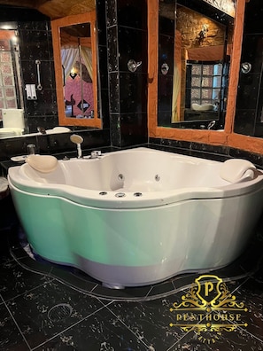 Chuveiro, ducha de hidromassagem, produtos de toalete grátis