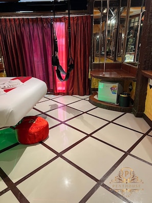 Quarto casal ou duplo básico | Área de estar | Smart TV 18 polegadas com canais via satélite, serviços de streaming