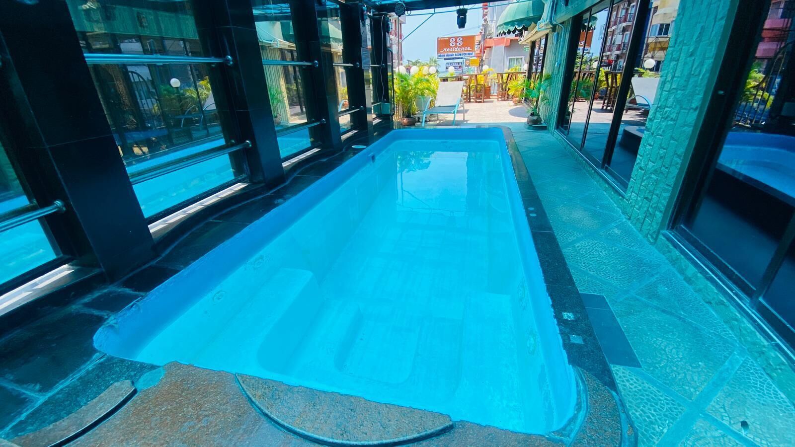 Piscina interior, piscina exterior, espreguiçadeiras 