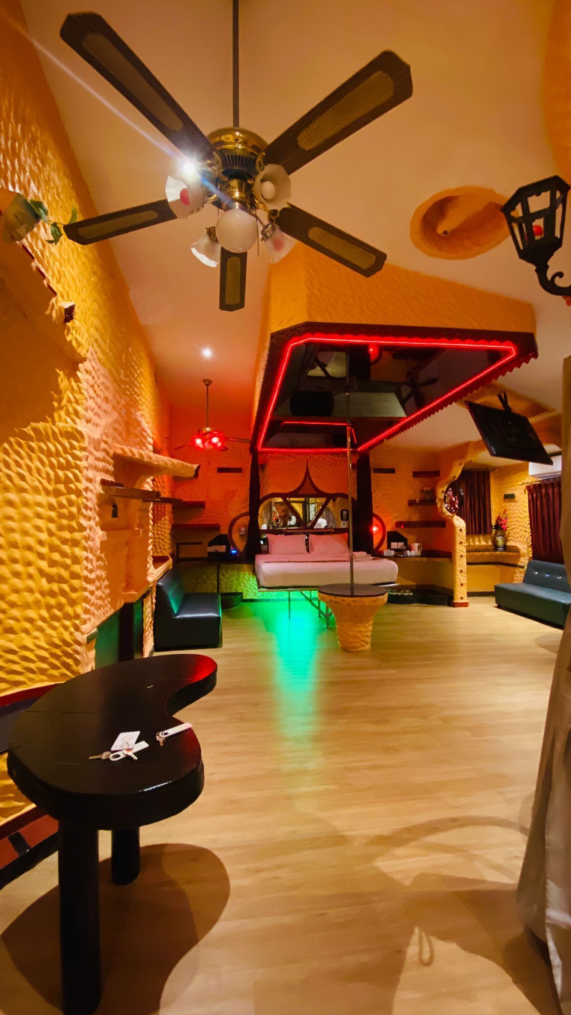 Suite, 1 cama king-size | Camas de colchão viscoelástico, cofre no quarto 