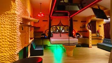 Suite, 1 cama king-size | Camas de colchão viscoelástico, cofre no quarto