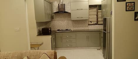 Apartamento | Cozinha privada | Geladeira, micro-ondas, fogão, cooktop