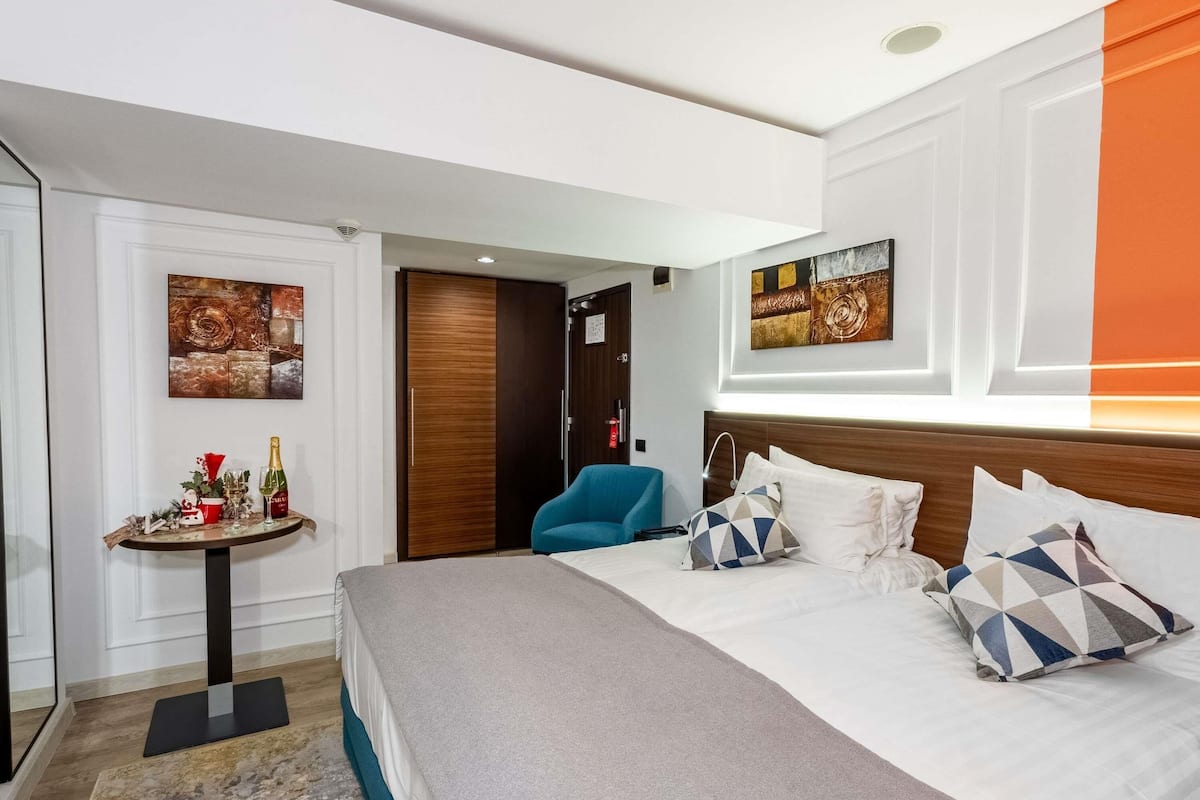 Minibar, cofre no quarto, quartos insonorizados, ferro/tábua de engomar