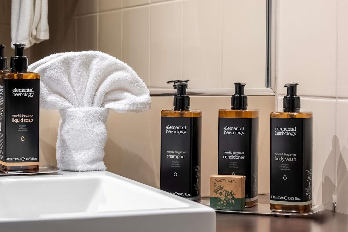 Minibar, cofre no quarto, quartos insonorizados, ferro/tábua de engomar