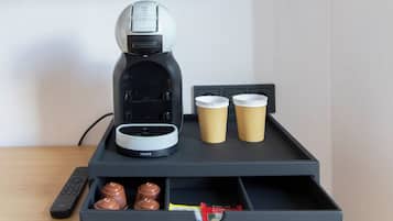 Máquina de café sobremesa com duas chávenas descartáveis e um comando.