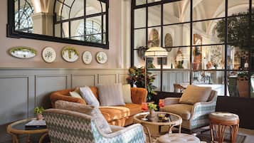 2 restaurantes, é servido café da manhã