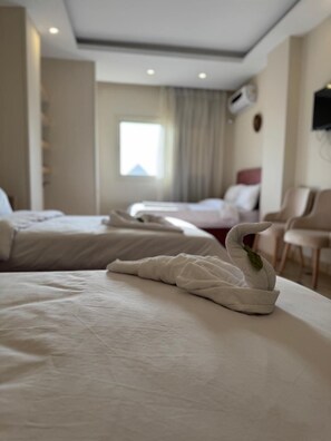 Quarto triplo superluxo | Frigobar, escrivaninha, Wi-Fi de cortesia