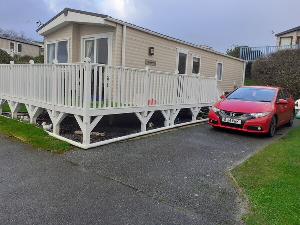 Cozy Chalet Sleeps 4 With Garden - New Quay