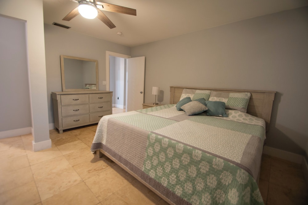 New! Waterfront Heated Pool, Kayaks, Fishing Pier, Fire Pit W/office - Fort Myers, FL
