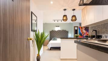 Quarto Triplo Deluxe, 1 cama queen-size e sofá-cama | Cofre com capacidade para portátil, secretária