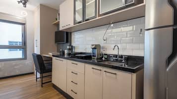 Quarto Comfort (510508) | Cozinha privada | Um frigorífico, um micro-ondas, uma torradeira, forno de mesa
