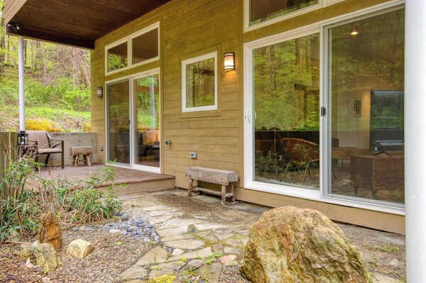 Secluded + Modern Enclosed Patio, Forest Views Woodland Zen By Avantstay - Stockbridge