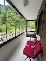 Condo standard, vista para a montanha | Terraço/pátio