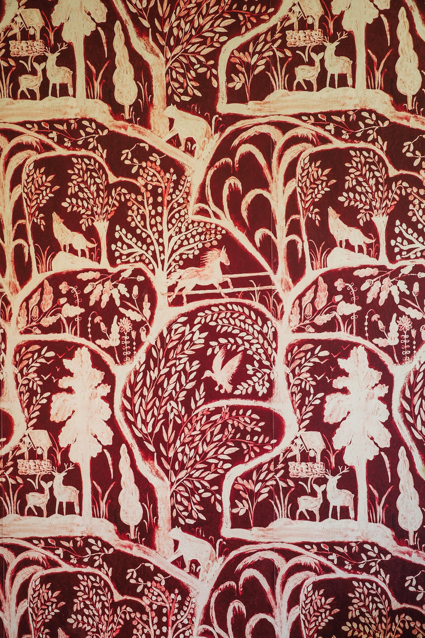 Tecido estampado com desenhos e formas abstratas.