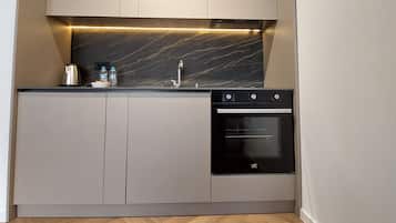 Suite Executiva, 1 quarto, varanda | Cozinha privada | Um frigorífico, uma placa de cozinha, utensílios de cozinha