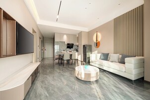 Suite, 2 quartos, cozinha (Dining) | Secretária, secretária adequada para computadores portáteis 