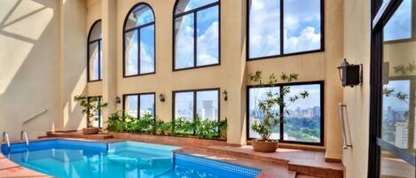 Piscina interior, piscina exterior