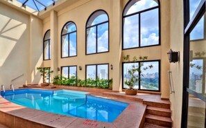 Piscina interior, piscina exterior