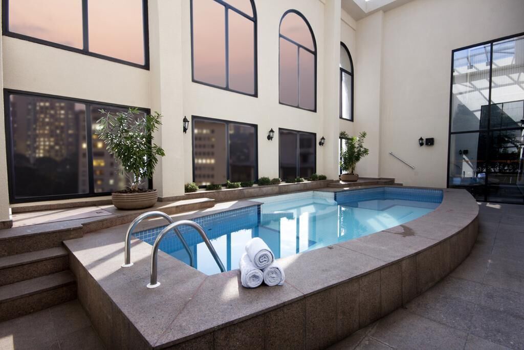 Piscina interior, piscina exterior 