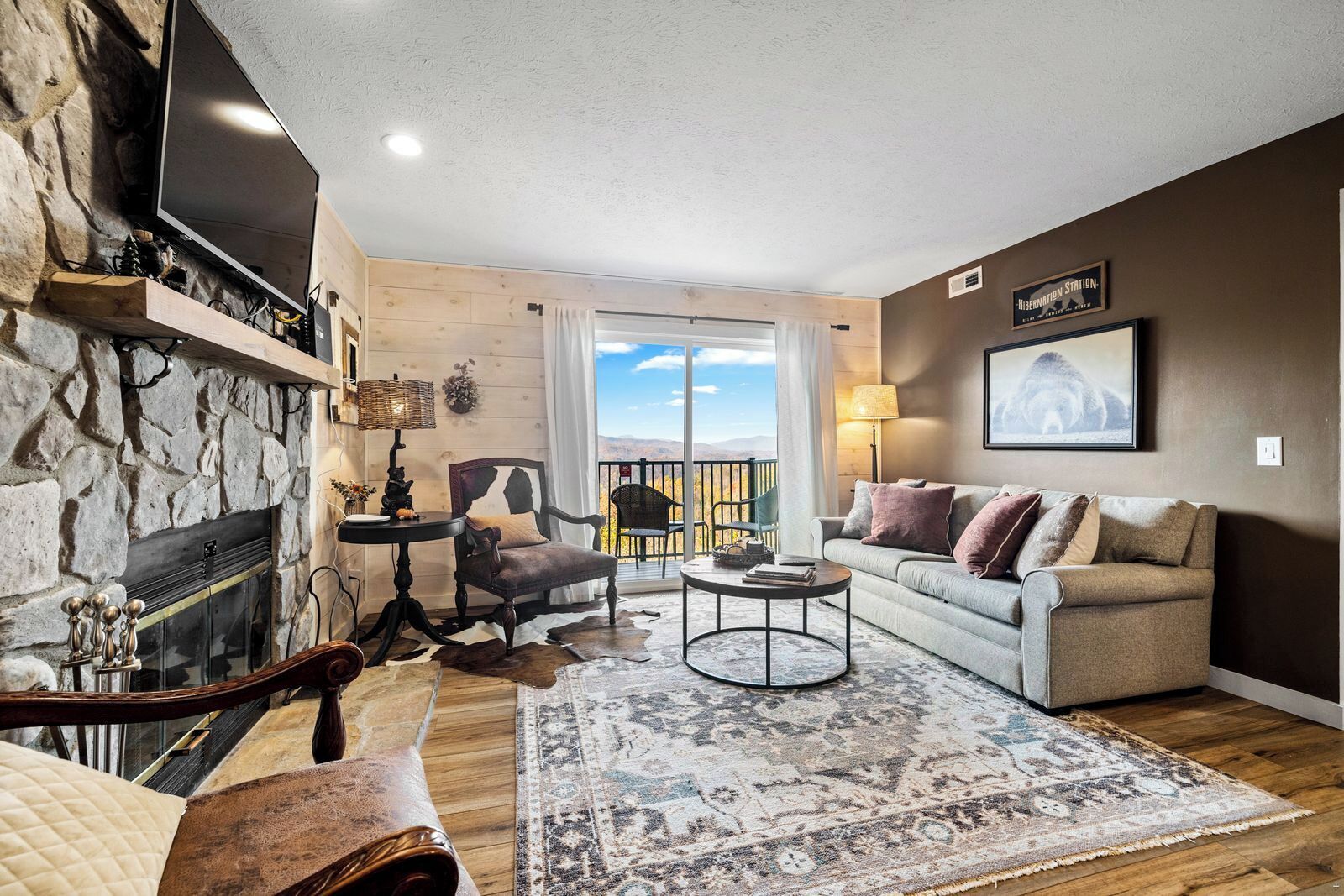 Quarto Clássico, 1 cama queen-size, não fumadores, vista para a montanha | Ferro/tábua de engomar, Wi-fi grátis, roupa de cama fornecida 