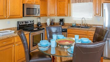 Casa, várias camas, varanda, vista para o jardim (Pompano Beachview Home) | Cozinha privada | Geladeira, micro-ondas, fogão, cooktop