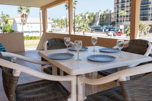 Casa, várias camas, varanda, vista para o jardim (Pompano Beachview Home) | Opções para refeição ao ar livre