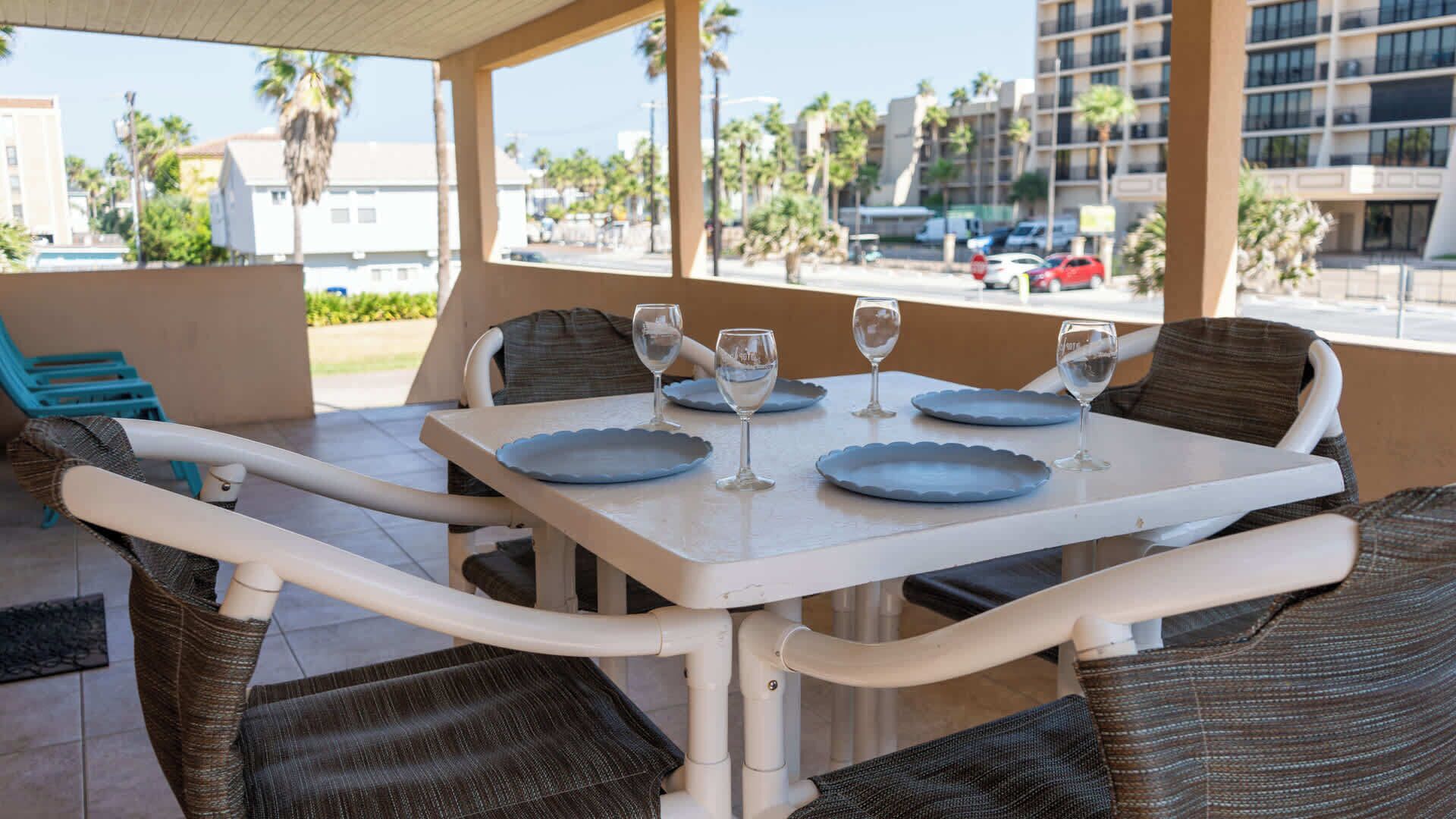 Casa, várias camas, pátio, vista para o jardim (Pompano Beachview Home) | Refeições ao ar livre