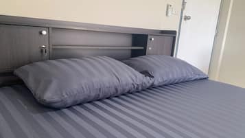 Quarto Duplo | Secretária, Wi-fi grátis, roupa de cama fornecida