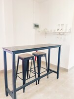 Suíte estúdio luxo, 1 quarto, geladeira, vista para o mar | Área de estar | TV de tela plana