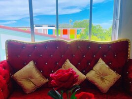 Suíte estúdio luxo, 1 quarto, geladeira, vista para o mar | Área de estar | TV de tela plana