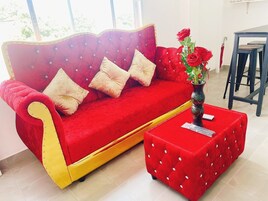 Suíte estúdio luxo, 1 quarto, geladeira, vista para o mar | Área de estar | TV de tela plana