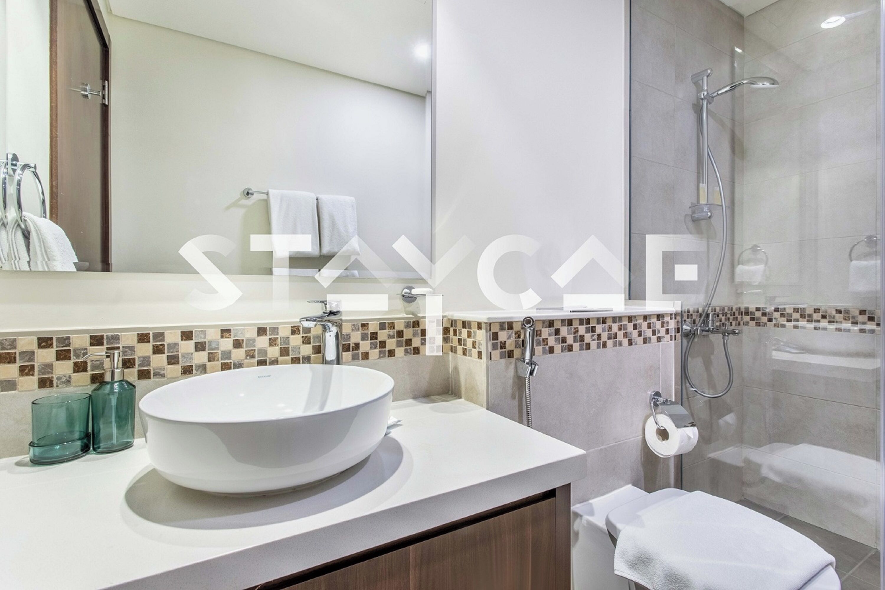 Apartamento superluxo | Banheiro | Chuveiro, toalhas de banho