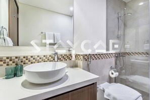 Apartamento superluxo | Banheiro | Chuveiro, toalhas de banho