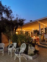Serviço de jantar, culinária italiana, vistas para o jardim 