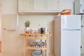 Apartamento, 2 quartos | Cozinha privada | Um frigorífico, um micro-ondas, um forno, uma placa de cozinha 