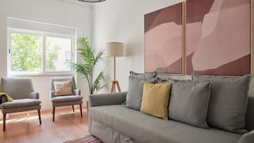 Apartamento, 2 quartos | Sala | TV de ecrã plano