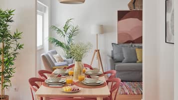 Apartamento, 2 quartos | Sala | TV de ecrã plano