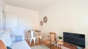 Apartamento, 2 quartos | Sala de estar | TV de tela plana