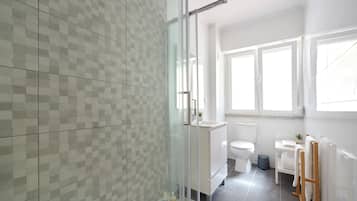 Apartamento, 2 quartos | Casa de banho | Toalhas fornecidas