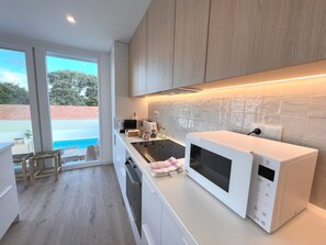 Vila | Cozinha privada | Geladeira, micro-ondas, cooktop, mesas de jantar