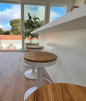 Vila | Cozinha privada | Geladeira, micro-ondas, cooktop, mesas de jantar