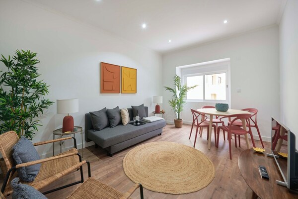 Spacious & Light Filled 4br Apartment By Timecoler - Amadora